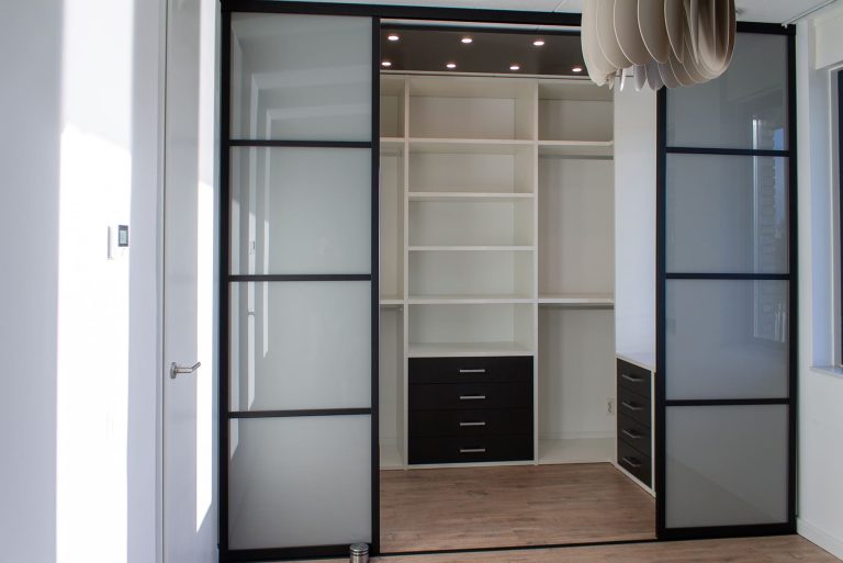 Inloopkast laten maken? Vakkundige montage | Kastenstudio